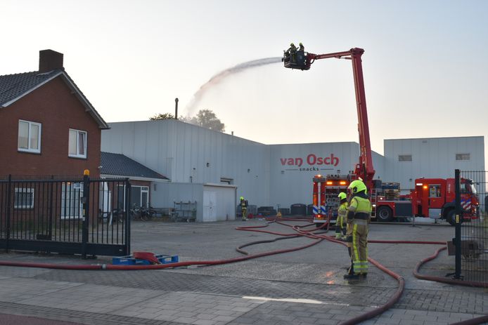 Volledige dak van loods gehaald na grote brand bij snackfabrikant Van ...