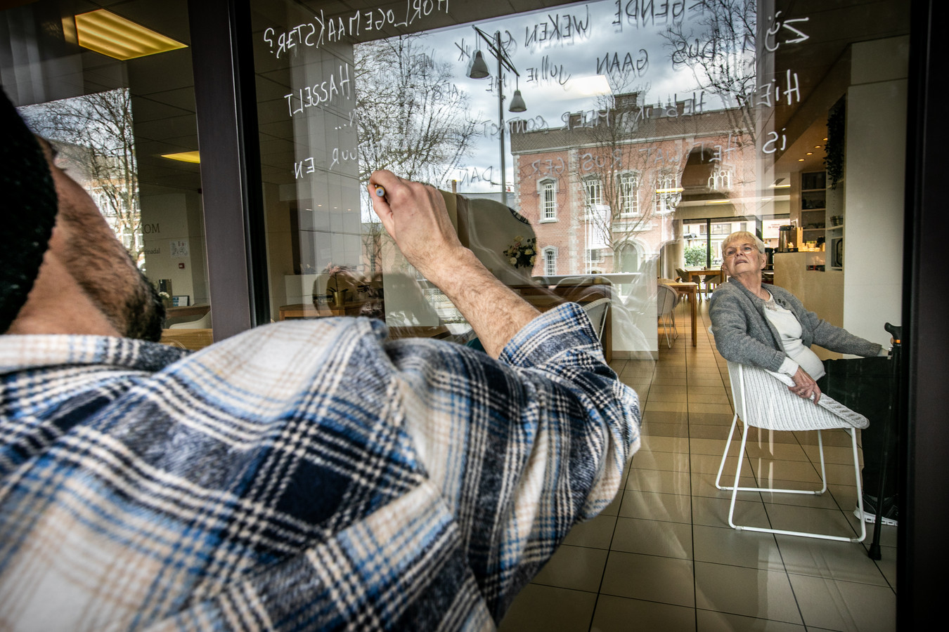 Kunstenaar schrijft gedicht op raam van rusthuis voor bewoners in ...