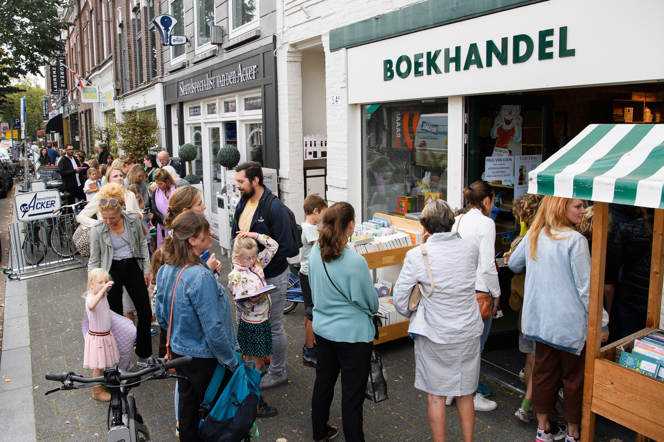 Paul van Loon zorgt voor een flinke rij bij Bredase boekhandel | Foto ...