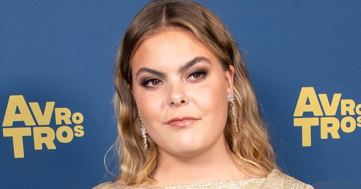 Eloise showt haar fitte lijf en Monique flaneert op het strand | Show ...