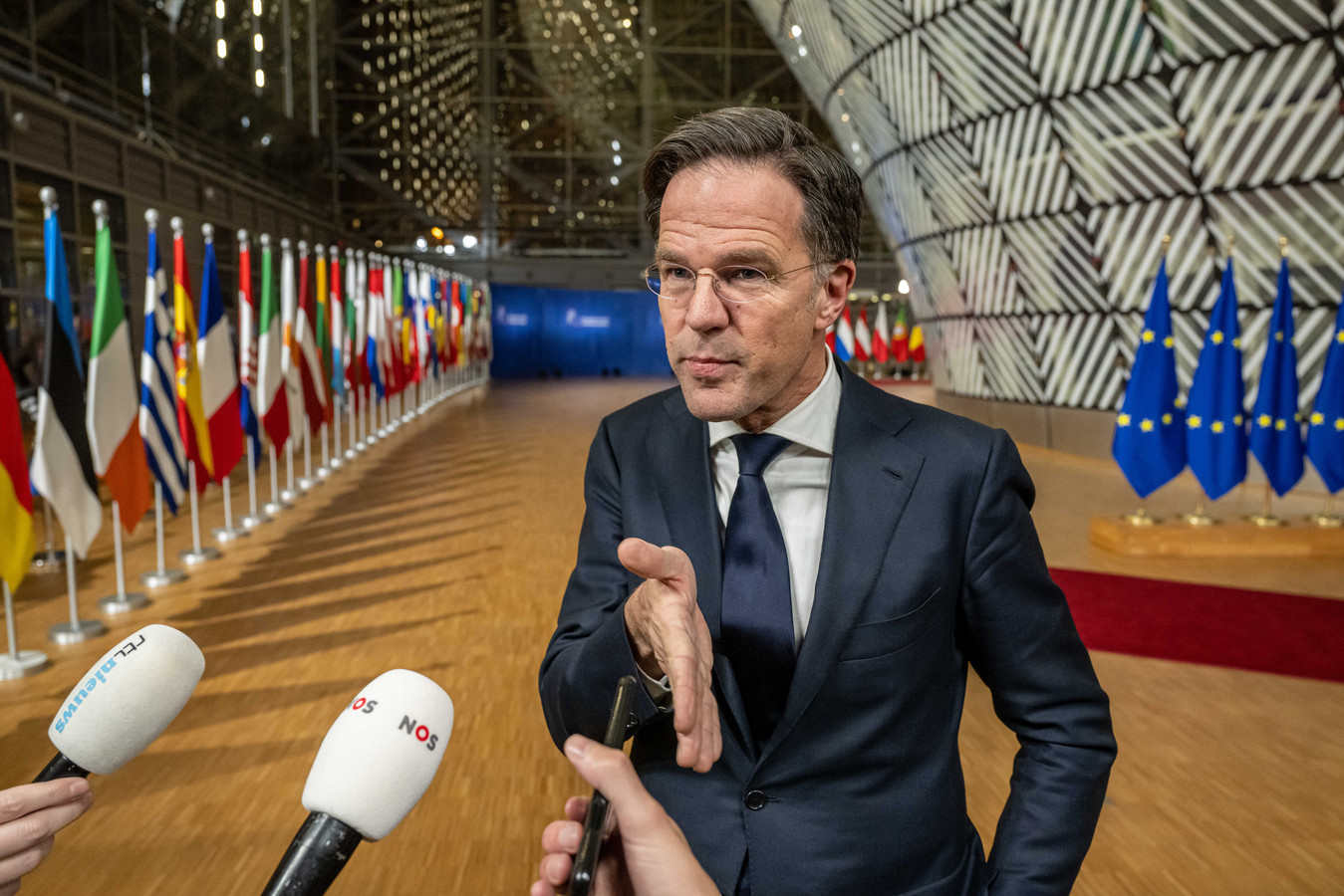 Geheimen van Rutte’s taal en zijn debattrucs onthuld: ‘Daar sta ik 200 ...