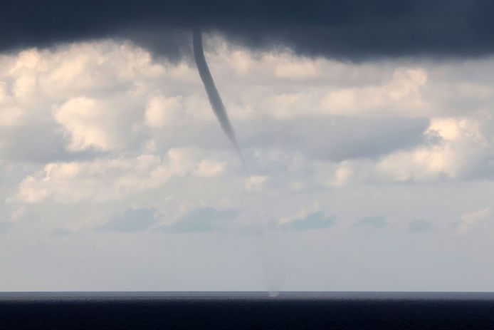 Waterhozen boven IJsselmeer, KNMI waarschuwt met code geel | Almere | AD.nl