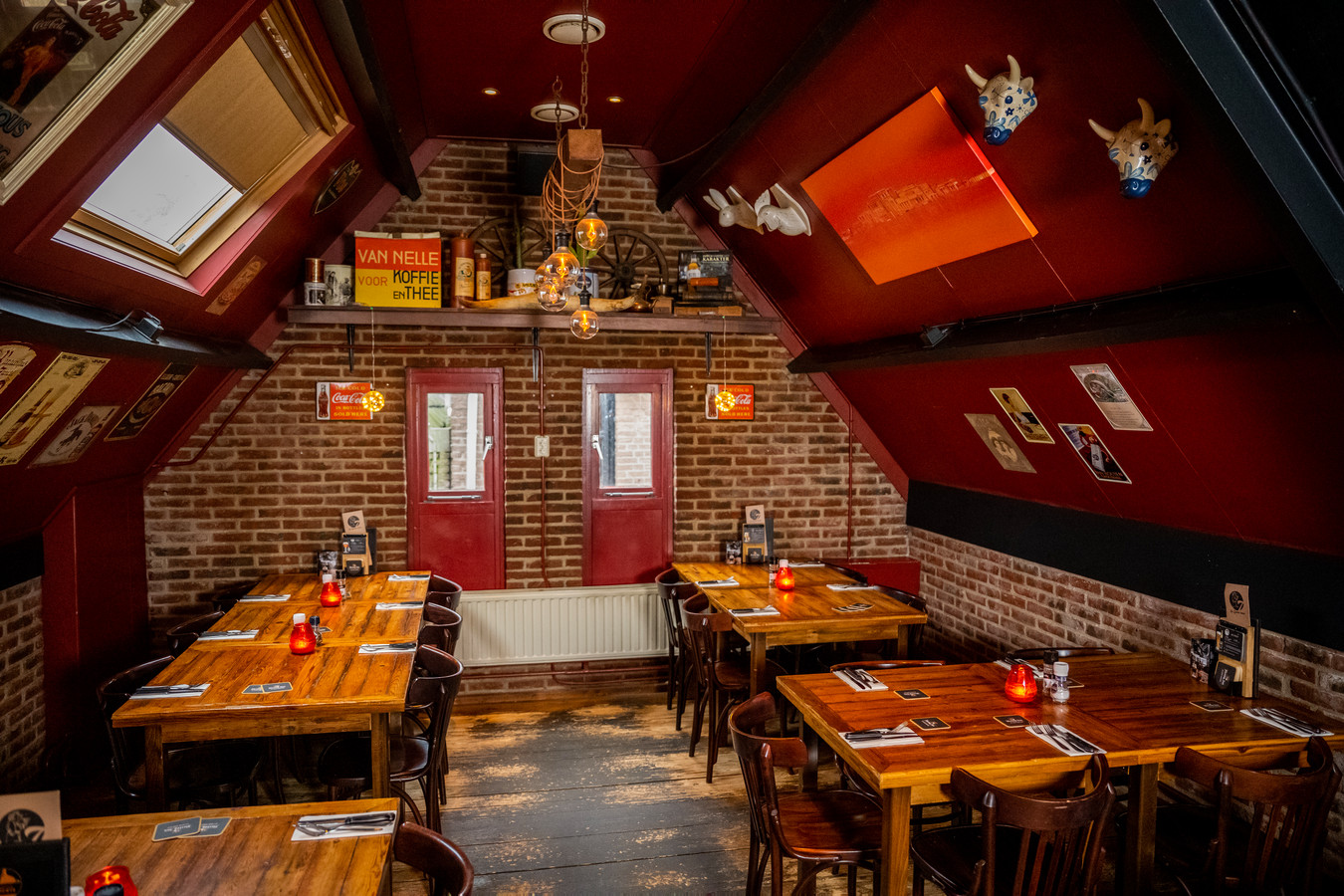 Dit prima eetcafé is een soort mancave, Oostenrijkse Stube en bruine ...