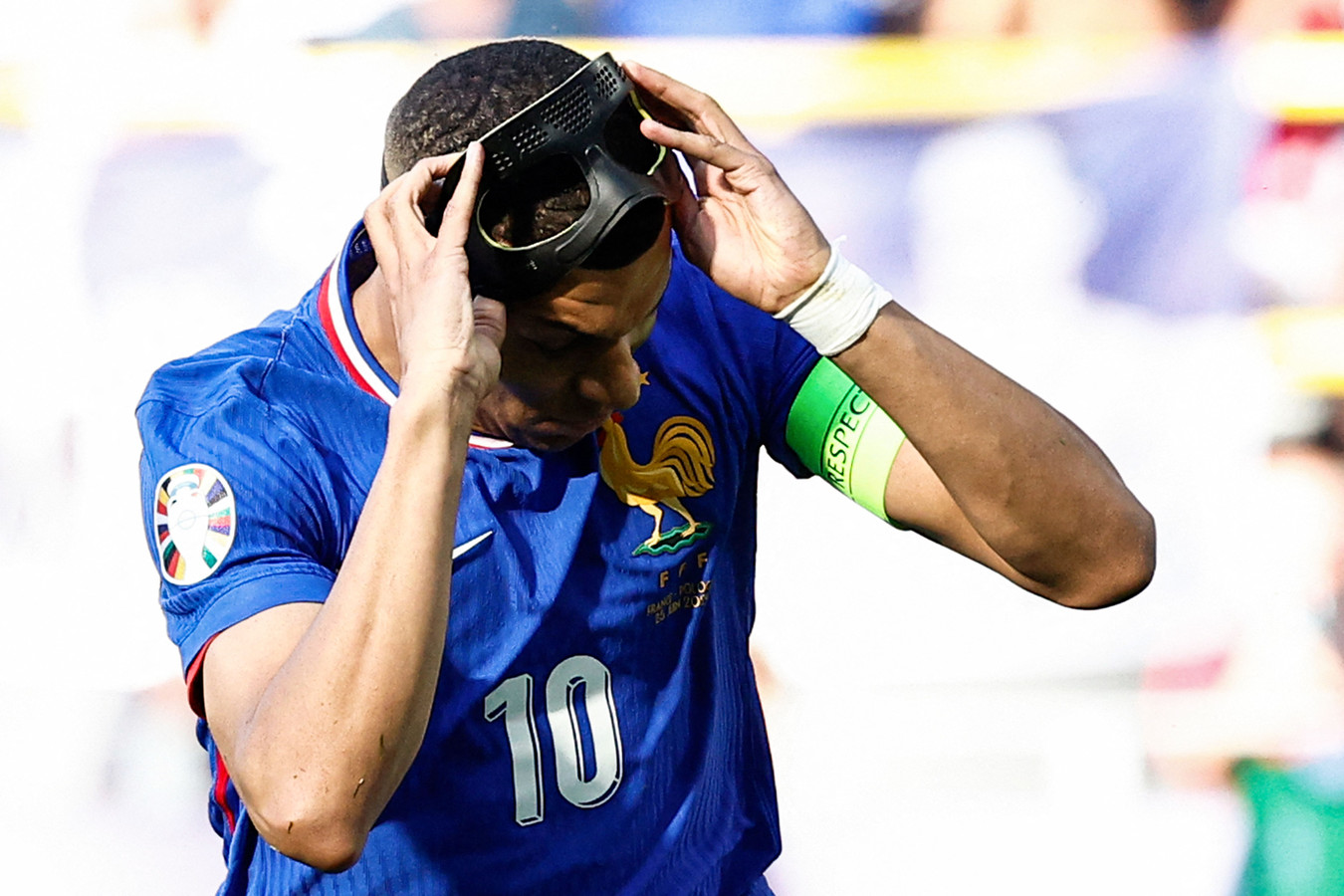 Kylian Mbappé hekelt masker voor gebroken neus: ‘Voetballen met zo'n ...