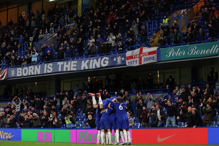 Het gejuich is terug op de tribune in de Premier League, en de emotie ...