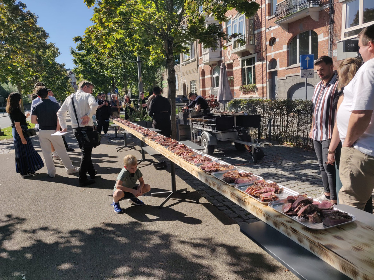 110 kilo gegrild vlees op plank van 20 meter lang... Da’s een ...