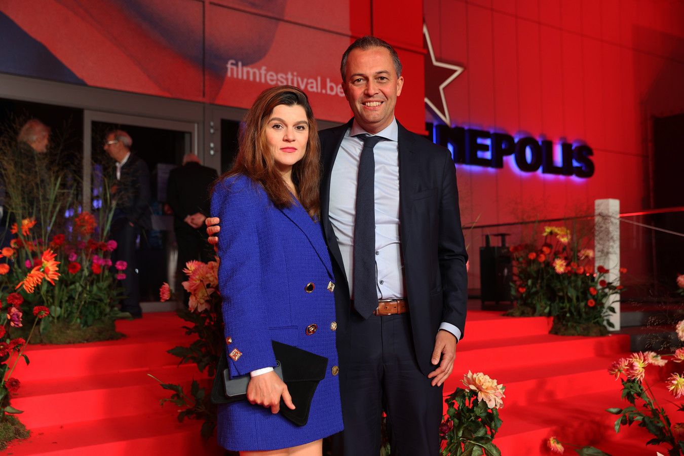 IN BEELD. Freya Van den Bossche brengt vriendin Eva mee naar opening ...