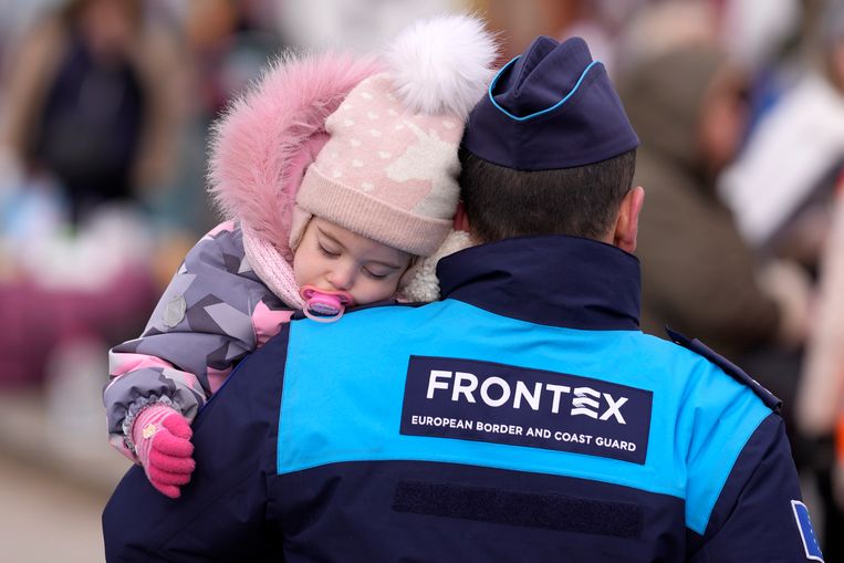Frontex start onderzoek na berichten dat Bulgaarse agenten migranten in ...