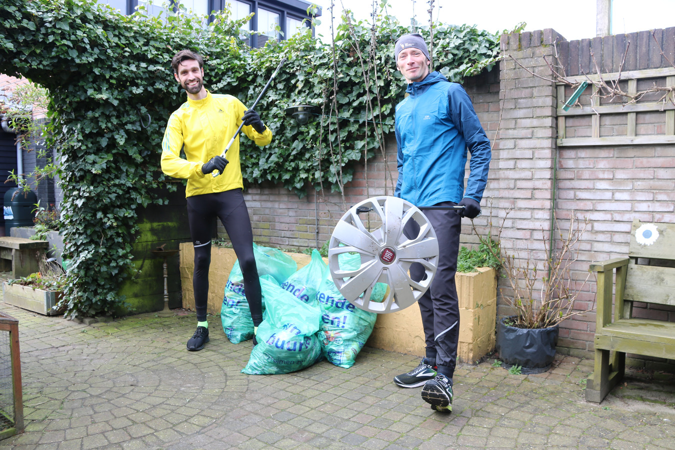 Sjaak en Gijsbert rennen door Bunschoten om troep op te ruimen: ‘Ik ben ...