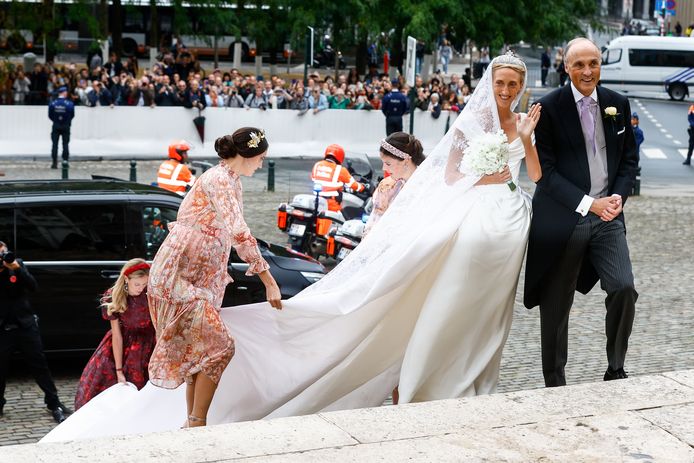 IN BEELD. Van de prachtige bruidsjurk tot de regen: dit was het ...
