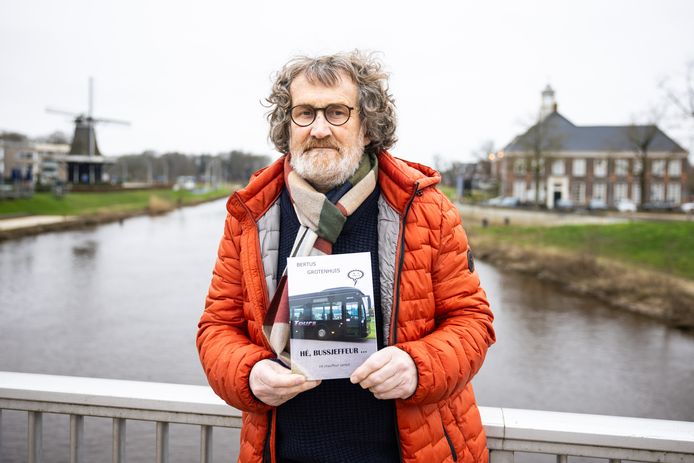 Als chauffeur van de discobus krijgt Bertus (73) de gekste vragen: ‘Mag ...