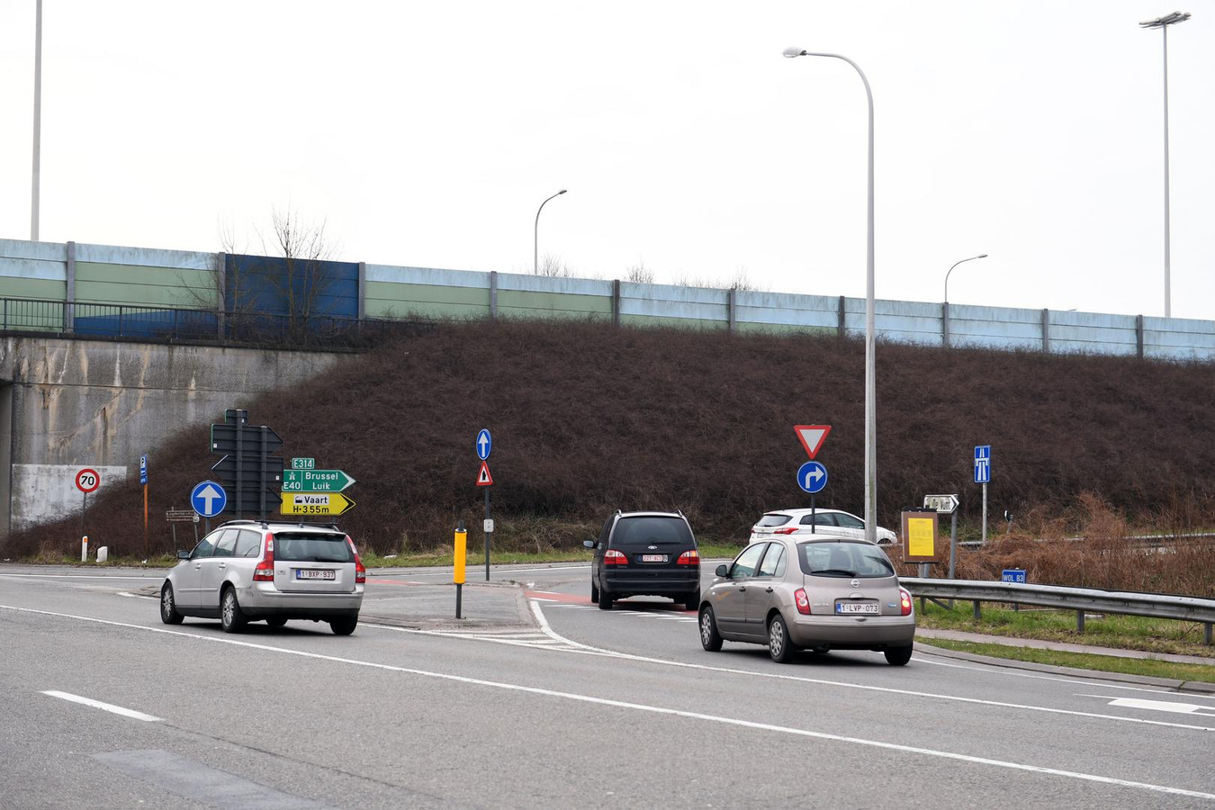 Manoeuvre loopt slecht af: drie auto’s botsen | Foto | hln.be