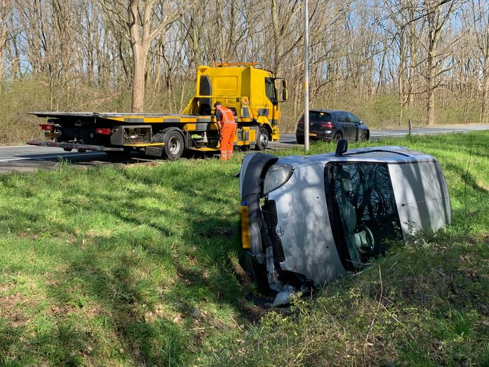 Auto belandt zijwaarts in greppel na ongeval op A59 bij Den Bosch | Den Bosch, Vught | bd.nl