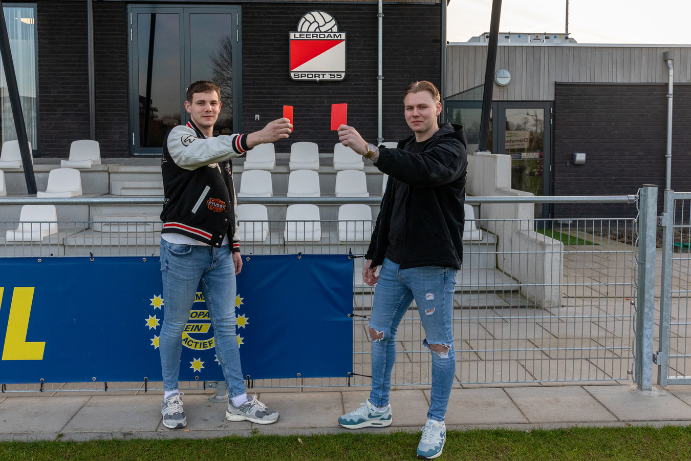 Broers krijgen rode kaart in zelfde wedstrijd: ‘Ik wilde juist de ...