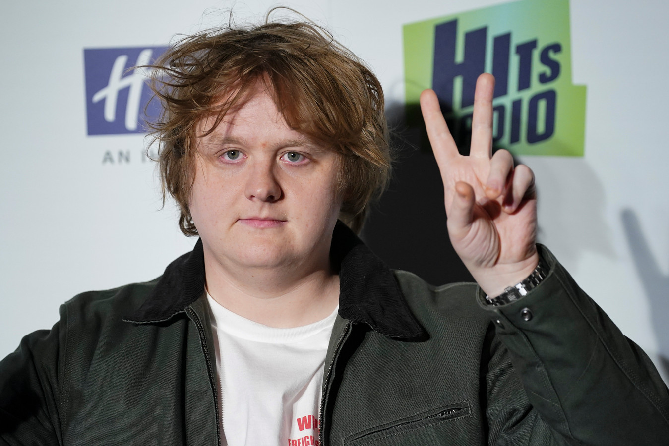 Lewis Capaldi deelt zijn contactgegevens met 5,7 miljoen volgers: “Geef ...