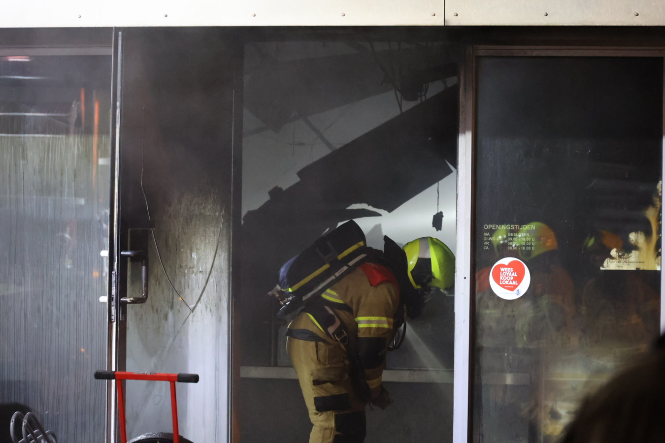Brand in viswinkel slaat over naar bovenverdieping in Drunen | Foto | bd.nl Brand in viswinkel slaat over naar bovenverdieping in Drunen | Foto | bd.nl