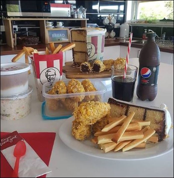 Oma bereidt complete KFC-maaltijd met eigen accent: het is cake | Koken ...