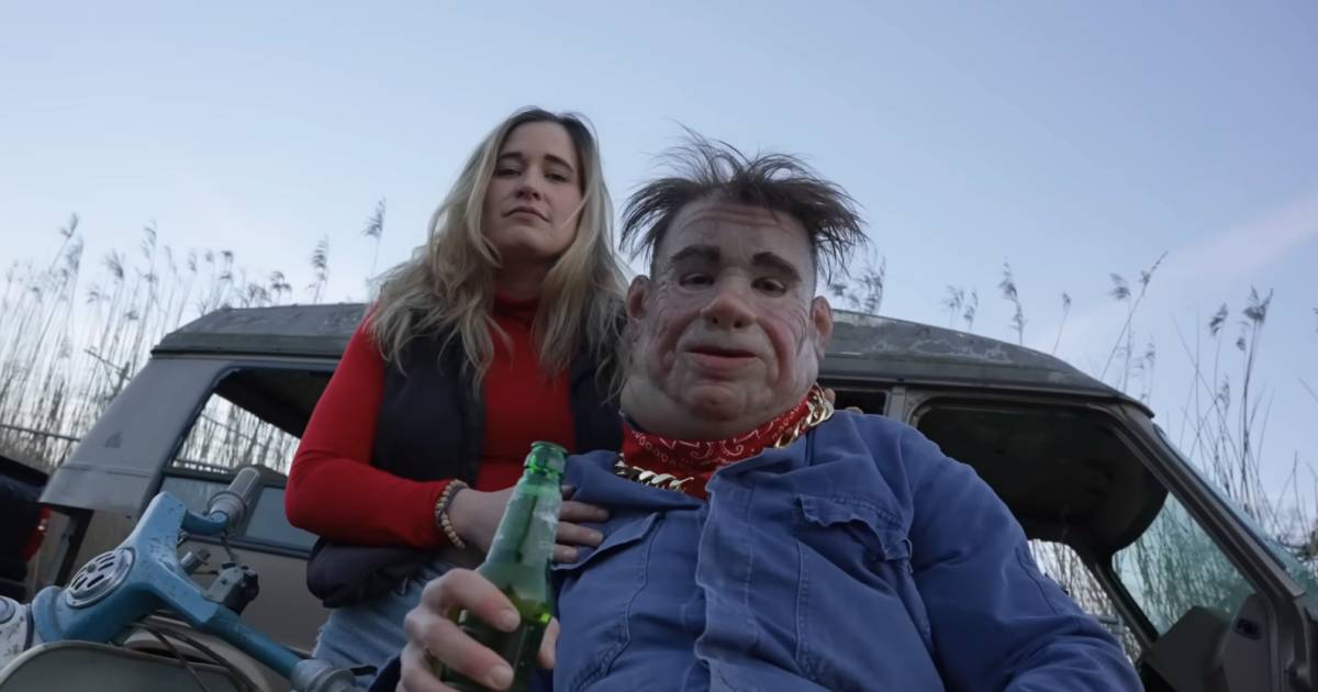 Boer Harm gaat viraal met zijn vunzige lied Brommers kieken, maar niemand weet wie hij is | Show ...