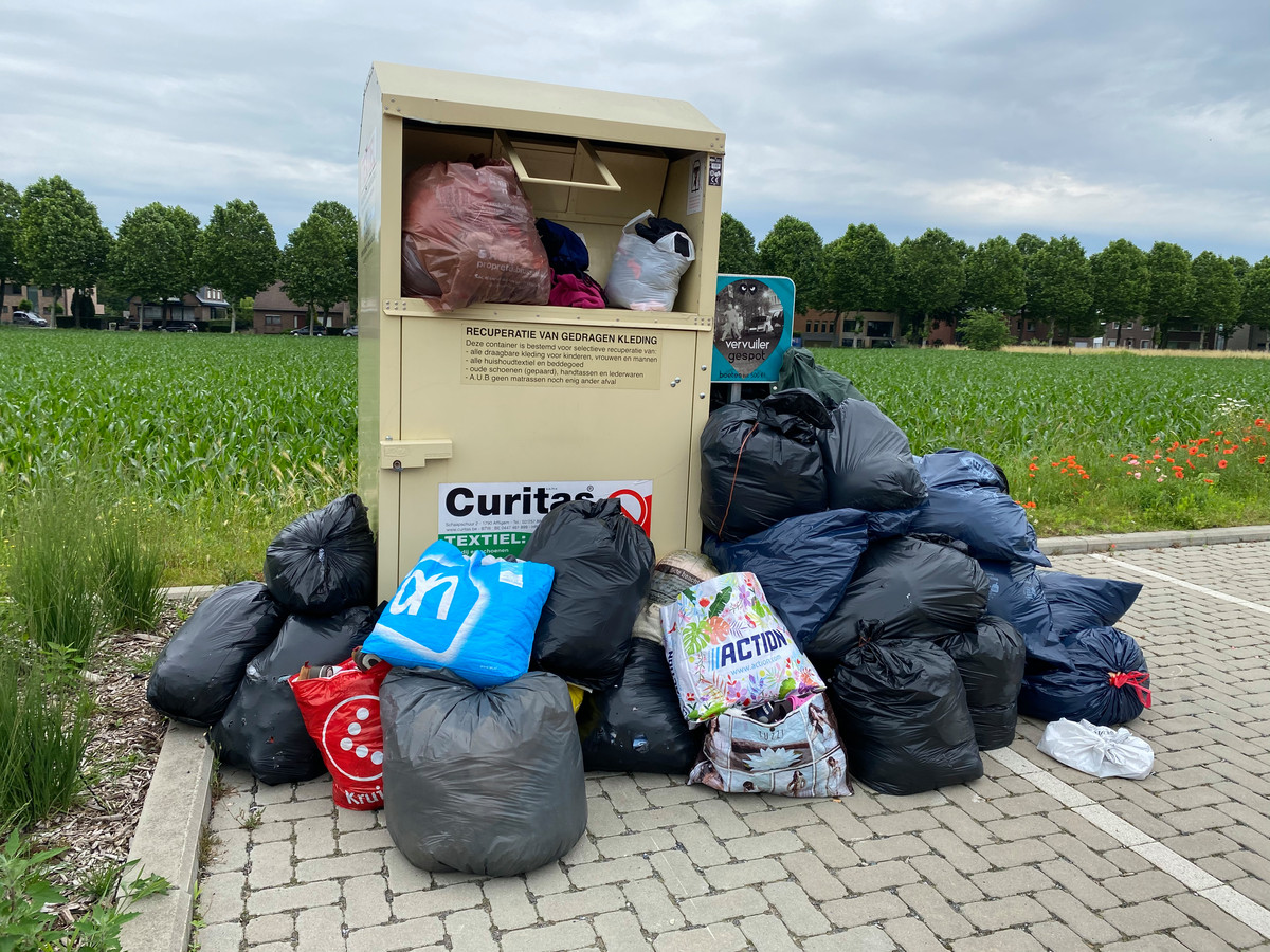 Wanneer er geen plaats meer in de textielcontainer is… | Foto | hln.be
