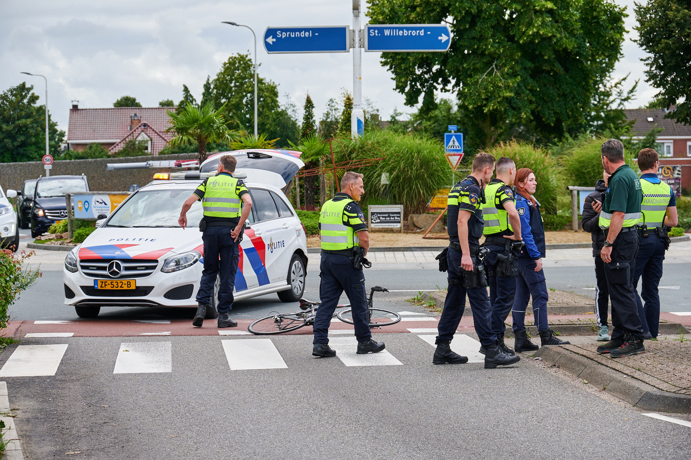 Fietser ernstig gewond na val op rotonde in Sprundel, politie ...