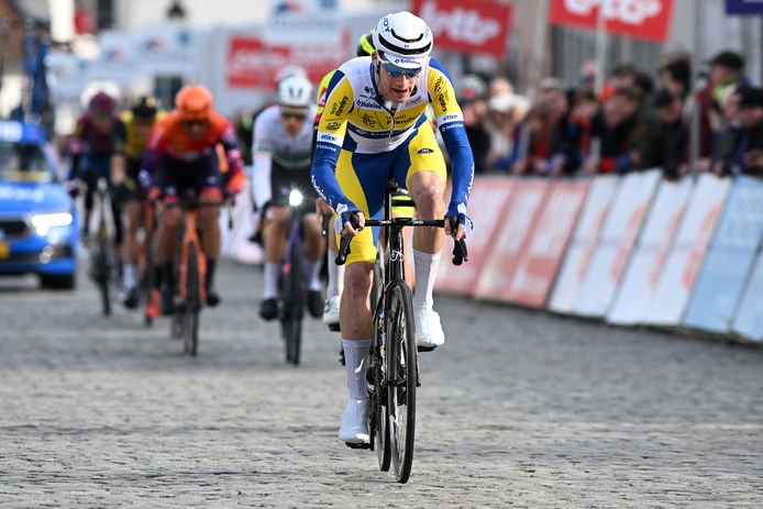 Alex Colman pakt ondanks lekke band bergprijs van Nokere Koerse: “Mijn ...