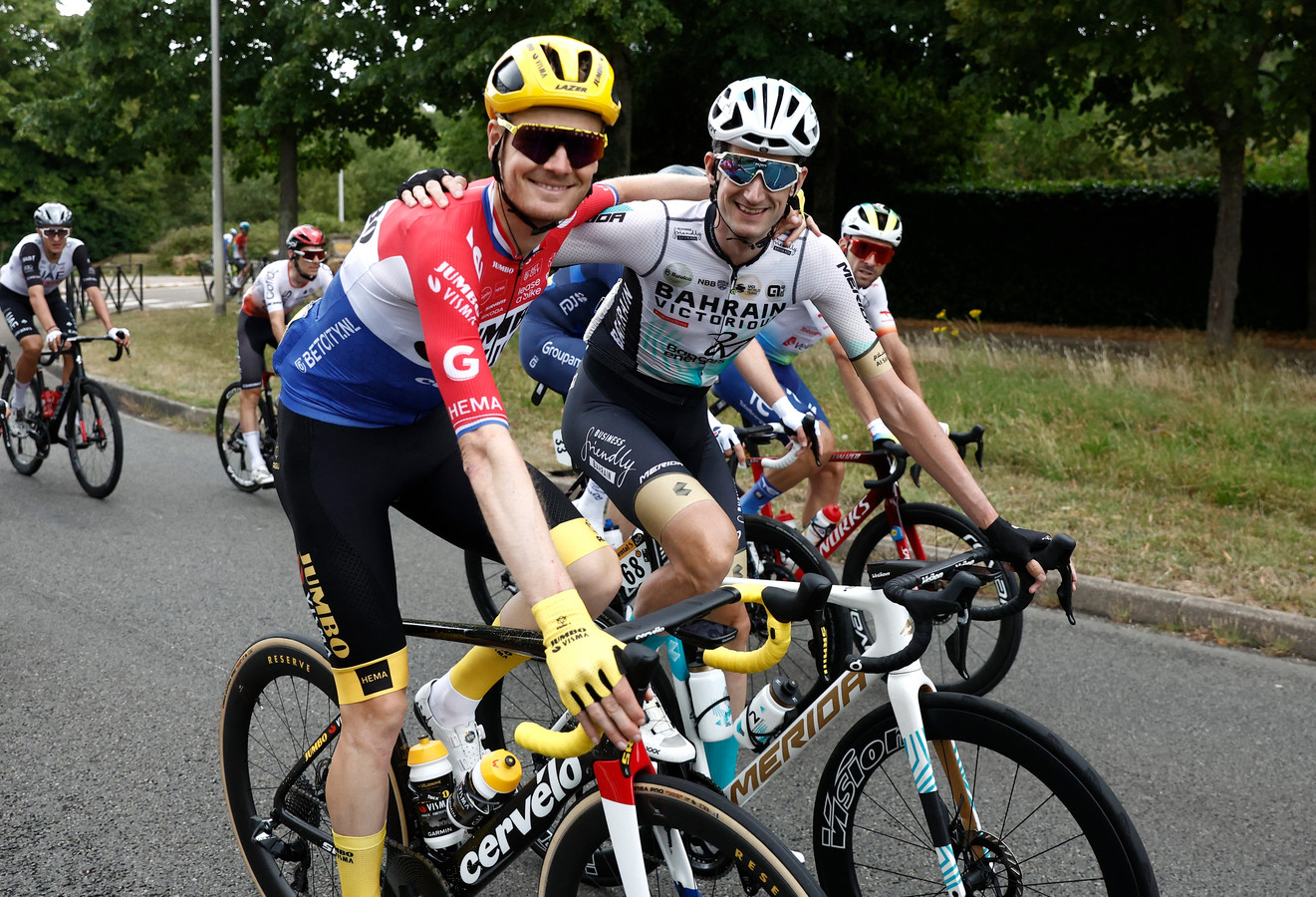 Renners van Jumbo-Visma proosten op eindzege Jonas Vingegaard in Tour ...