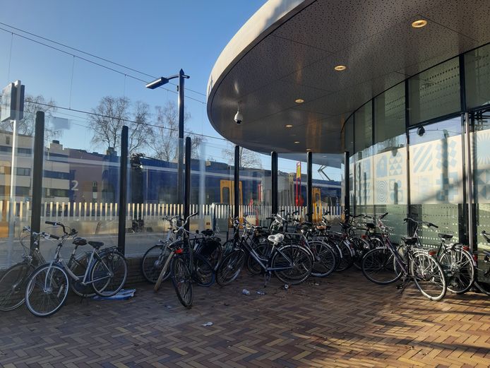 Helmond bekijkt of er weer toezicht komt in fietsenstalling bij station ...