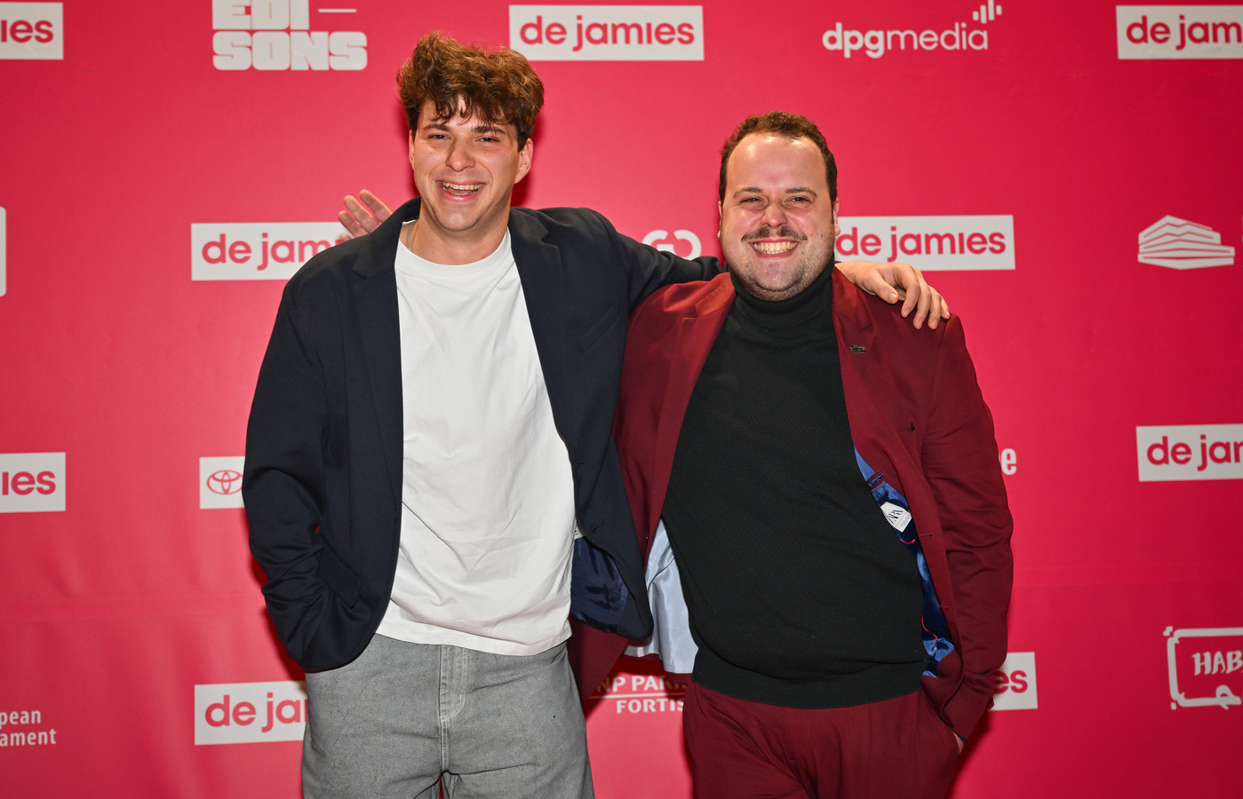 IN BEELD. Riadh Bahri op hakken op rode loper van De Jamies, Anastasya ...