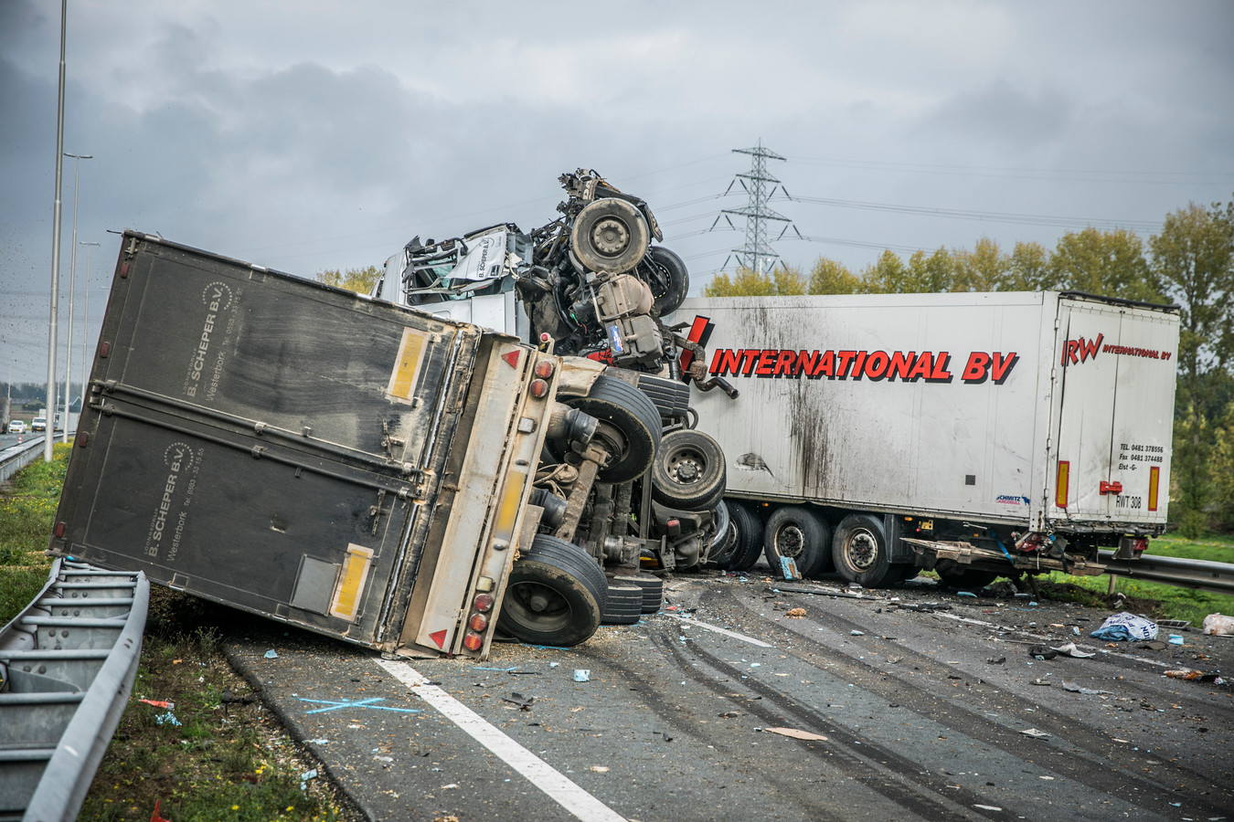 Dodelijk ongeluk A73: ‘Vrachtwagen knalde in volle vaart op stilstaand ...