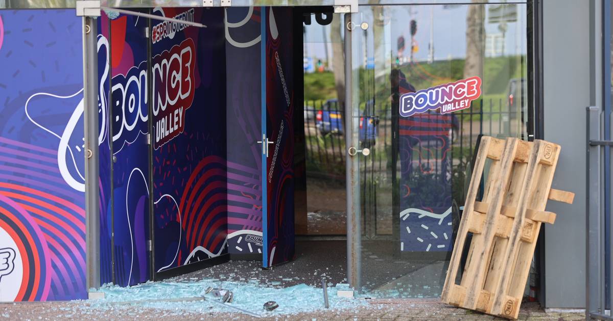 Glazen deur van Bounce Valley in Delft vernield | Delft | AD.nl