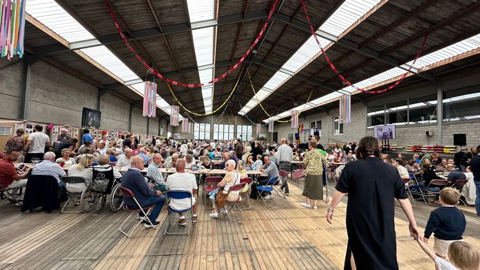 “Een familiefeest, maar de meeste mensen ken ik niet”: 850 nakomelingen ...