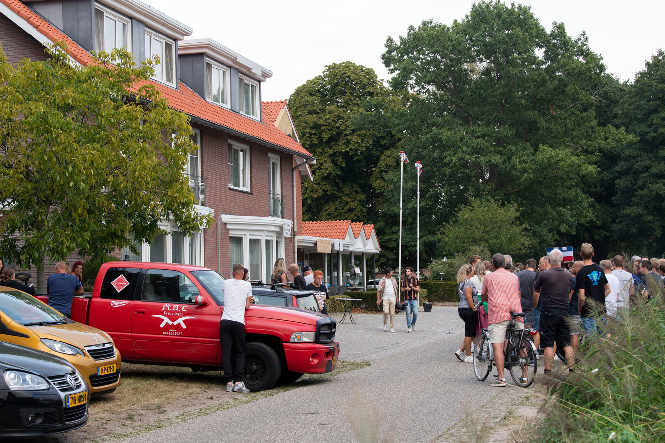 Opnieuw protest bij asiel-hotel in Albergen, kabinet gaat nog meer ...