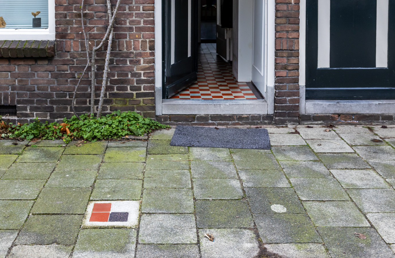 Authentieke tegeltjes brengt jong en oud in deze Utrechtse straat bij ...