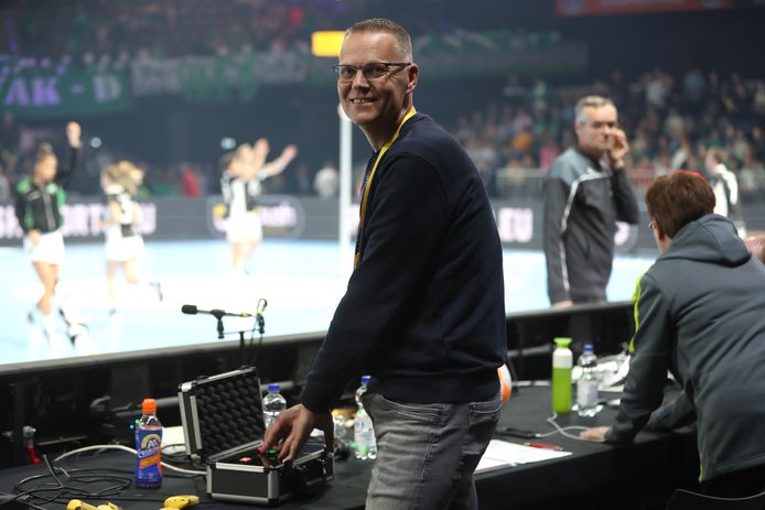Chris Fokker bedient schotklok tijdens korfbalfinale in Ahoy: ‘Hier kan ...