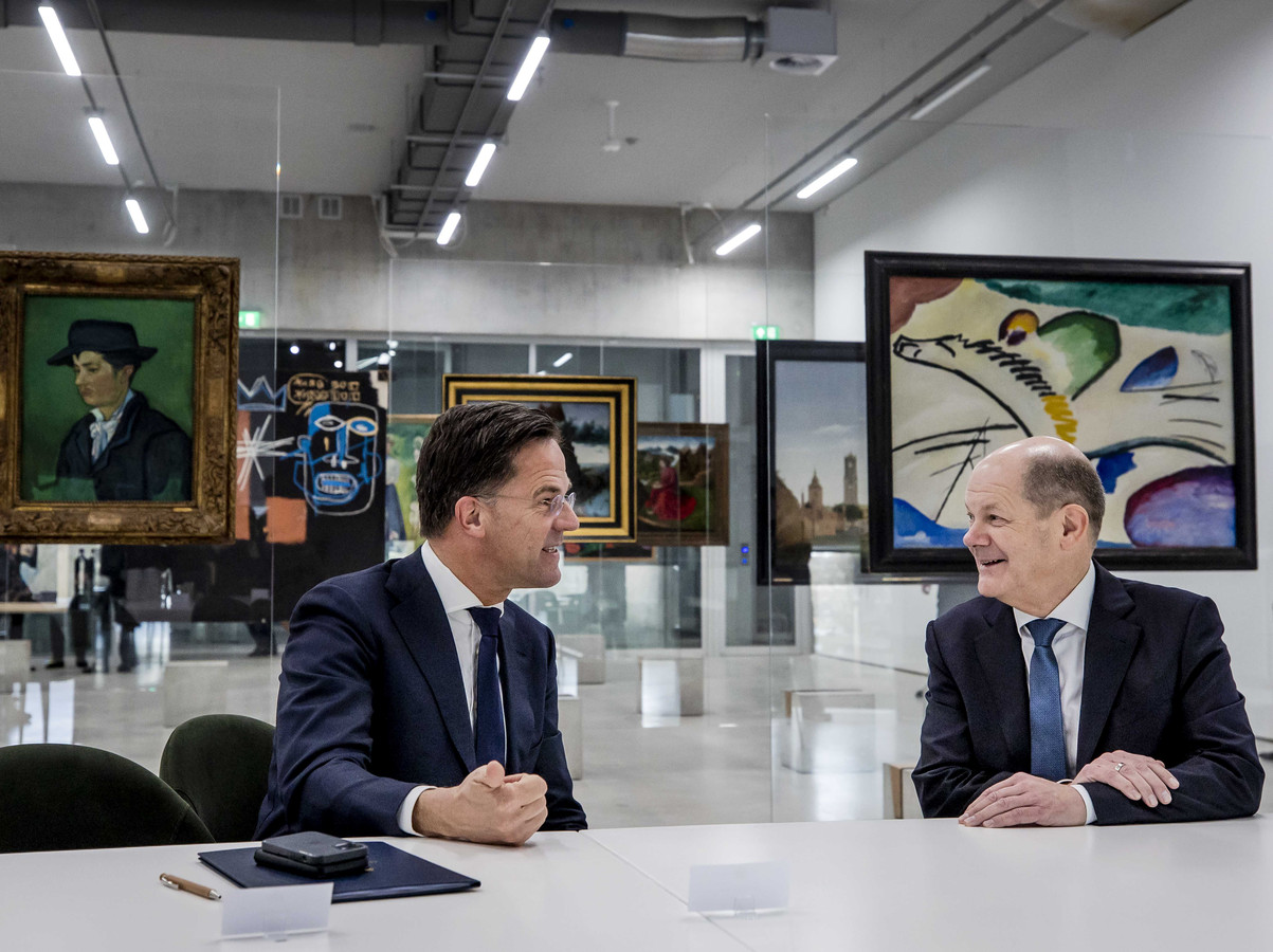 Halve Duitse kabinet op bezoek in Nederland: ‘Zolang we geen voetbal ...