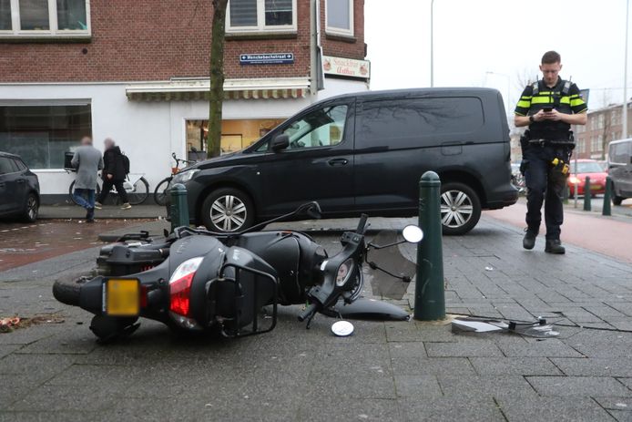 Scooterrijder raakt gewond bij aanrijding met bestelbus | Den Haag | AD.nl