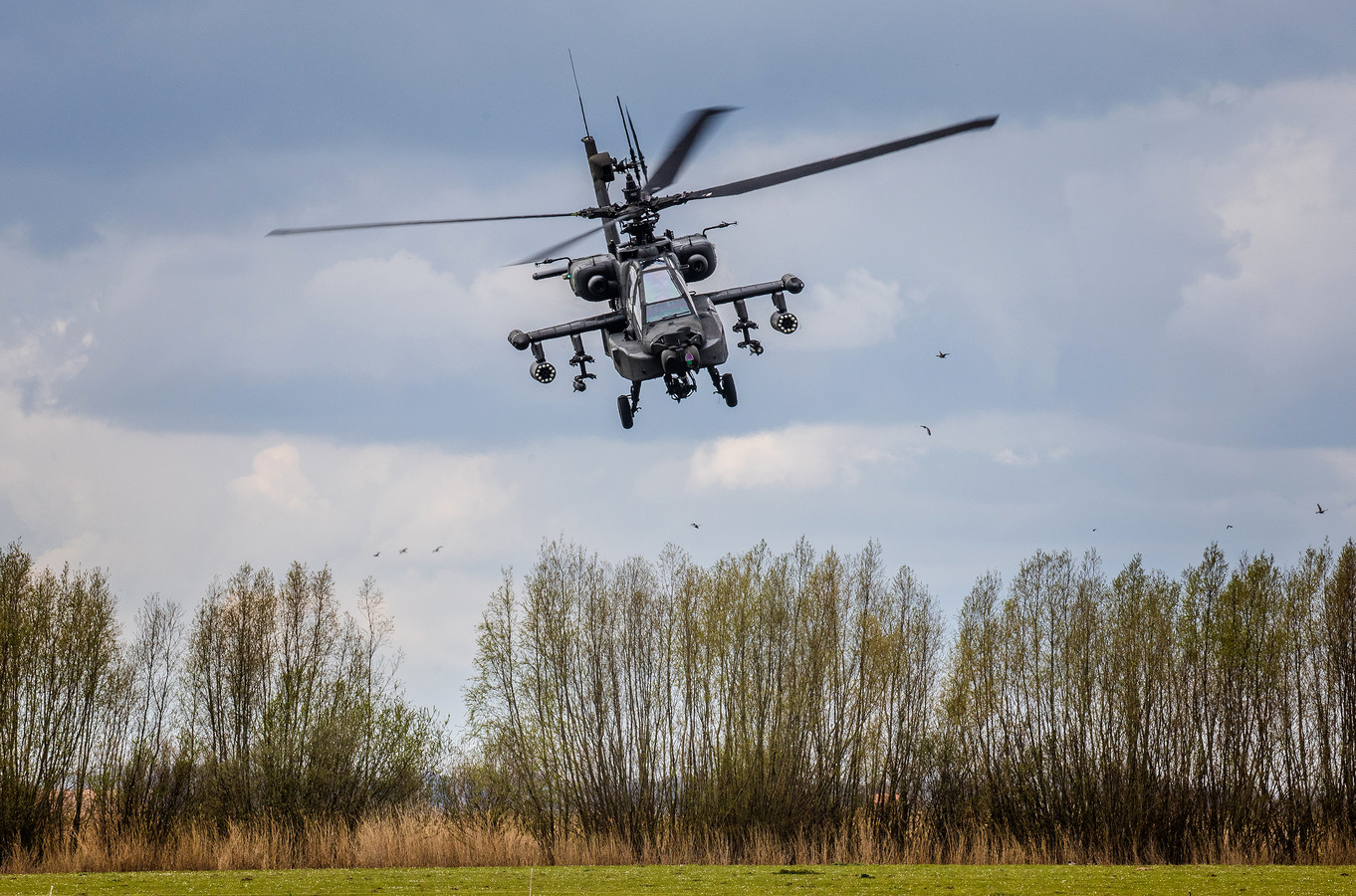Piloten Apaches trainen: heli’s van Defensie vliegen laag boven de ...