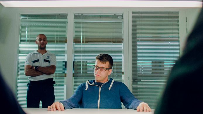 Exit Simon uit ‘Familie’ | TV | hln.be