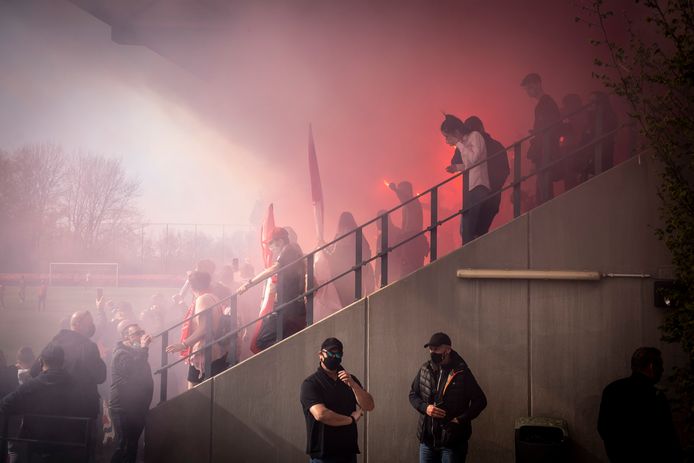 Genkse supporter riskeert 8 maanden cel na uithaal naar Standard-fan ... Genkse supporter riskeert 8 maanden cel na uithaal naar Standard-fan ...