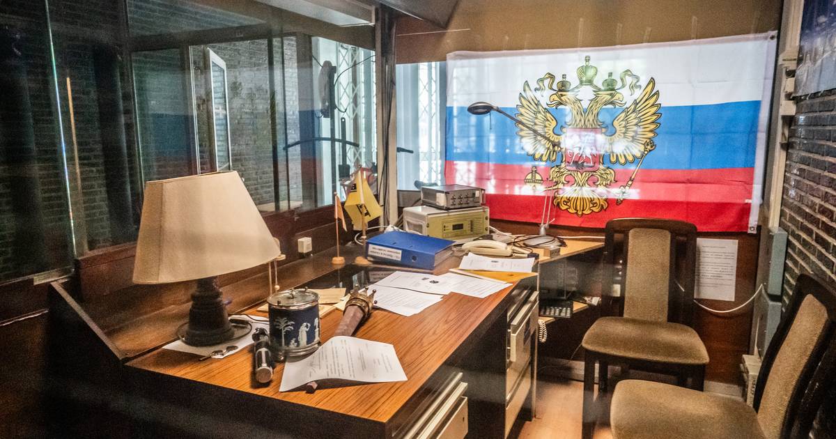 Russisch ‘spionagepand’ in Amsterdam gekraakt, krakers kijken hun ogen uit | Binnenland | AD.nl