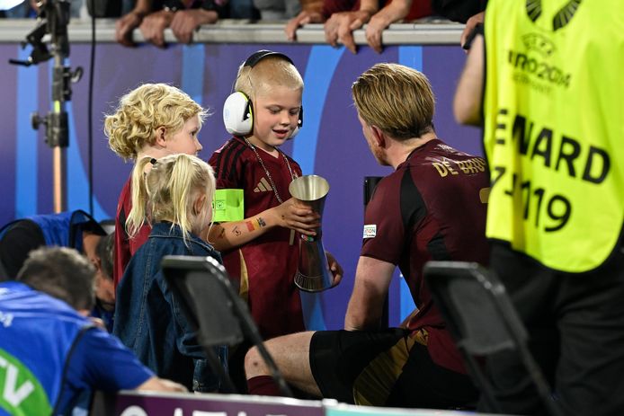 Élu homme du match, Kevin De Bruyne partage quelques instants avec ses ...