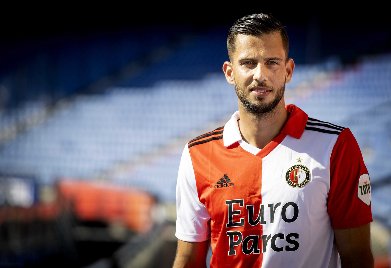 Arne Slot over Feyenoord-debuut David Hancko op opvallende positie en ... Arne Slot over Feyenoord-debuut David Hancko op opvallende positie en ...