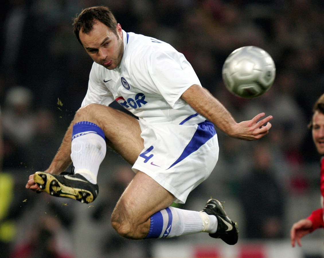 Van Burik: ‘Goed dat voetbal blijk van leven geeft’ | Foto | AD.nl