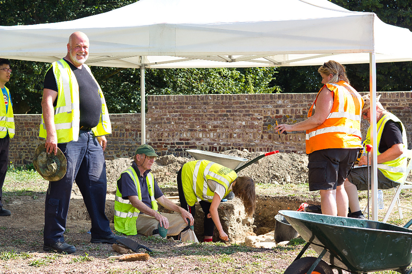Opgravingen bij Waterloo zijn therapie voor veteranen | Foto | AD.nl