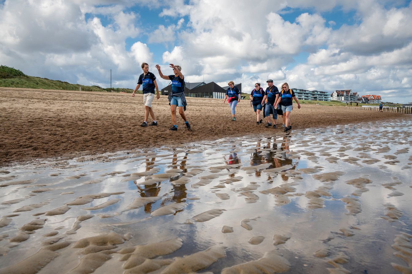 Studenten organiseren wandeltocht door de duinen van Breskens voor ...