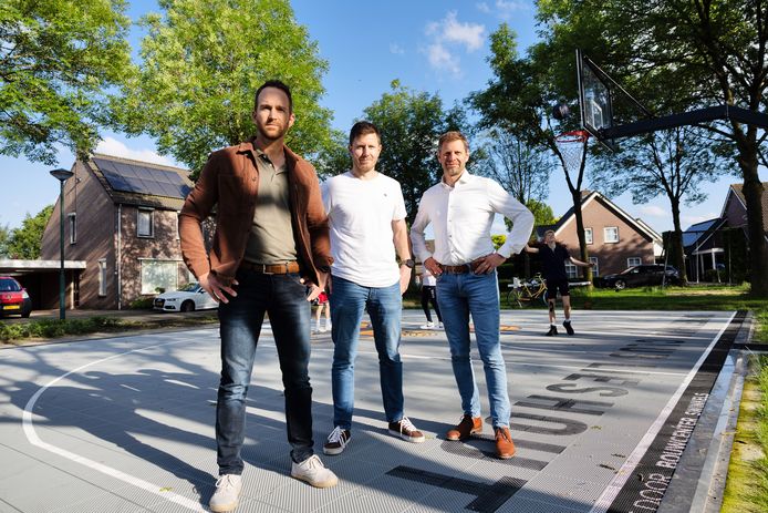 Urban basketbalveld in Lieshout al voor opening schot in de roos | Laarbeek | ed.nl