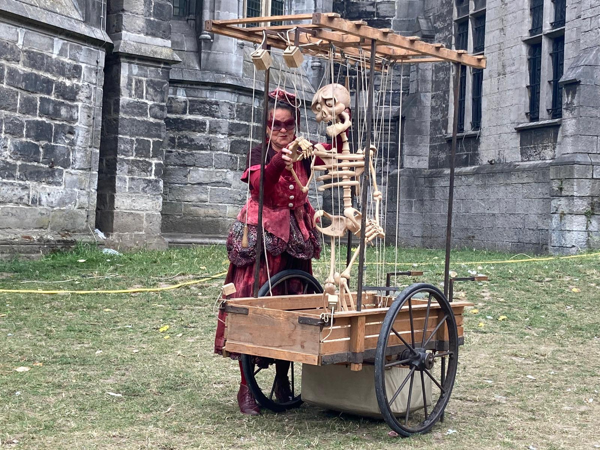 IN BEELD: Puppetbuskers strijken neer in de Gentse binnenstad | Foto ...
