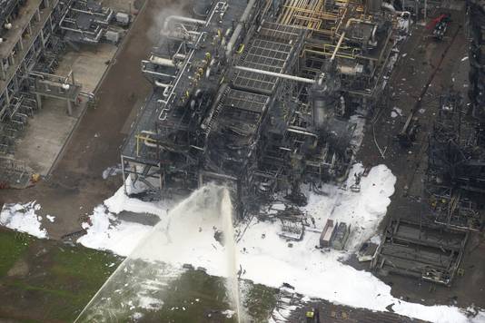 Geen gevaarlijke stoffen in water na explosie Moerdijk | Binnenland | AD.nl