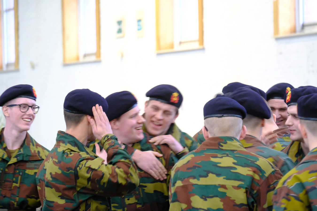 Lichting nieuwe soldaten krijgt officieel ‘muts’ | Foto | hln.be