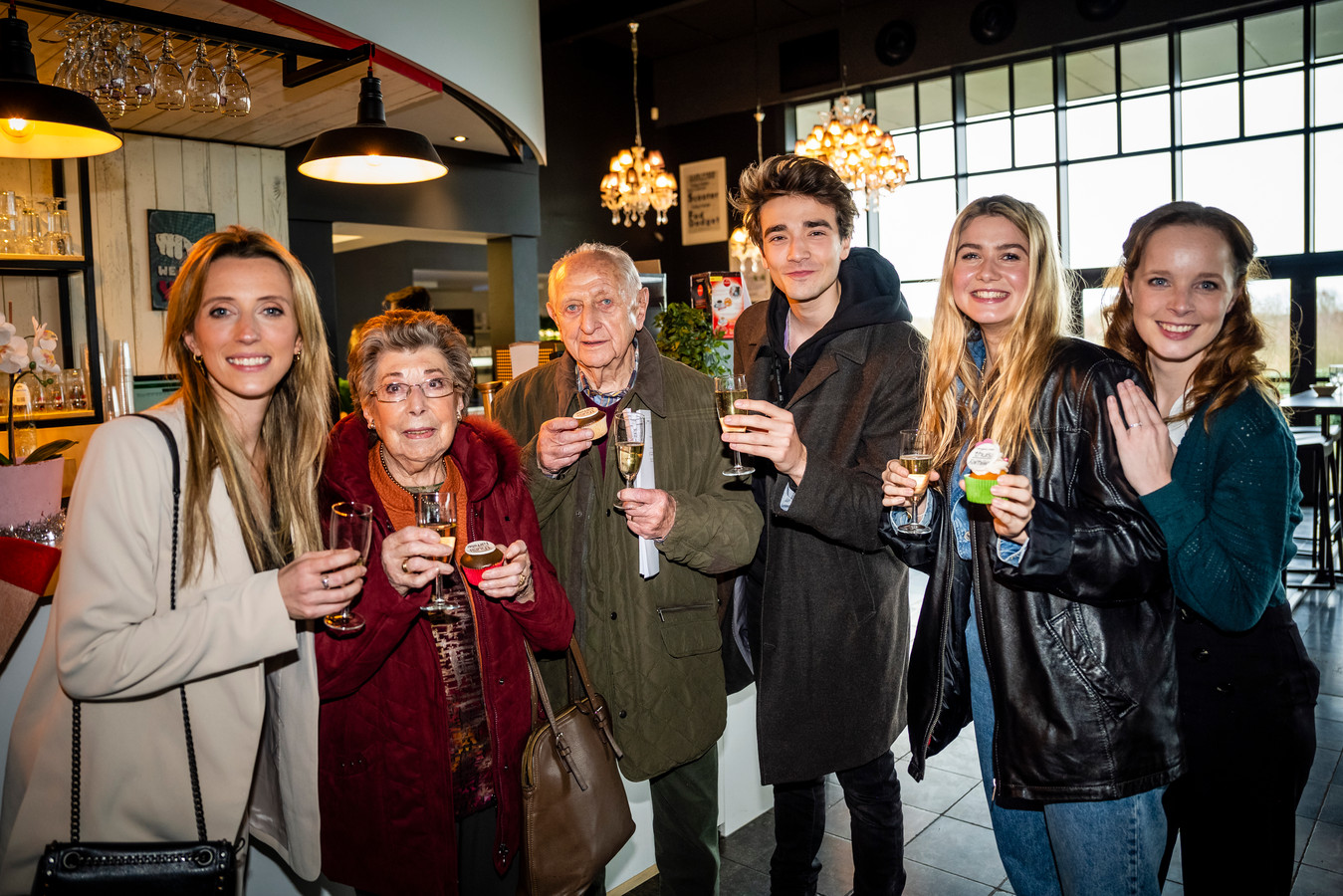‘Thuis’-actrices verrassen ‘Familie’-cast met cupcakes en bubbels voor ...